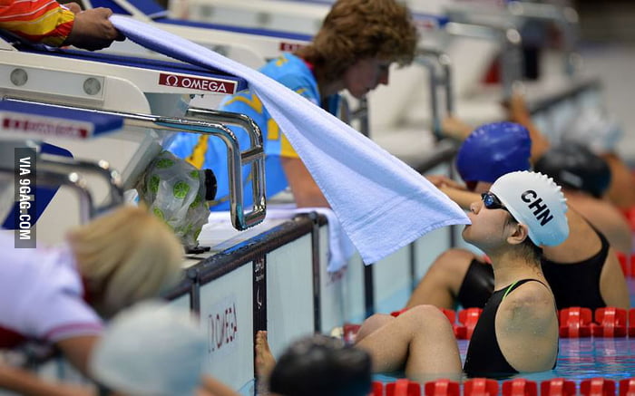 How Paralympic swimmers with no arms set up for backstroke. - 9GAG