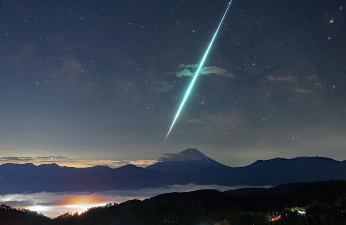 The streak formed across the sky by this "fireball" meteor over Mt ...