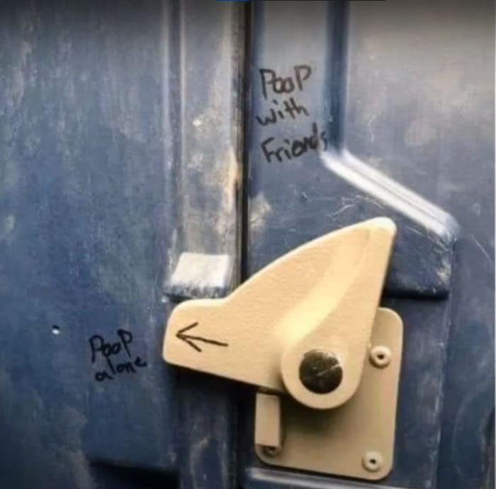 Poop alone | Poop with friends - 9GAG