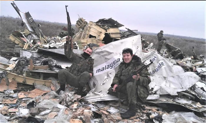 Russian soldiers are photographed near the downed Boeing MH17. It happened exactly 10 years ago ...