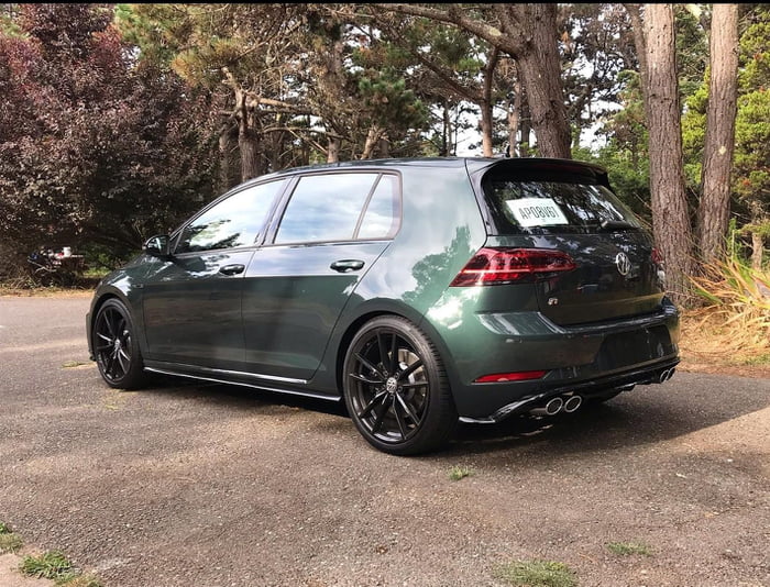 Loving the British racing green on this Golf 7R what do you think ...