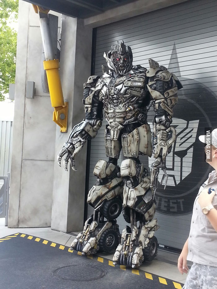 Megatron Cosplay at Universal Studios Orlando. Transformers - 9GAG
