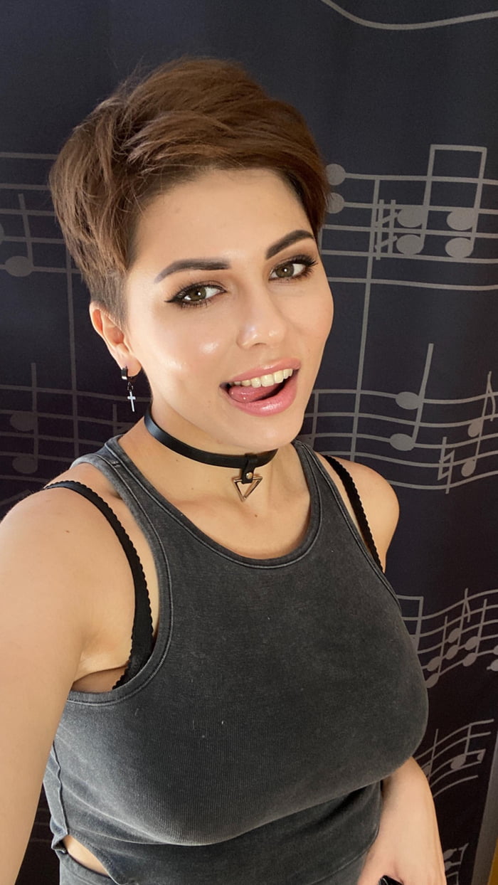 A brunette smile - 9GAG