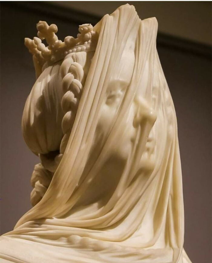 A marble veiled sculpture of Queen Isabel II. A masterful use of light ...