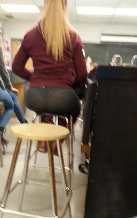 I'd drag my balls over broken glass just to sniff that stool - 9GAG