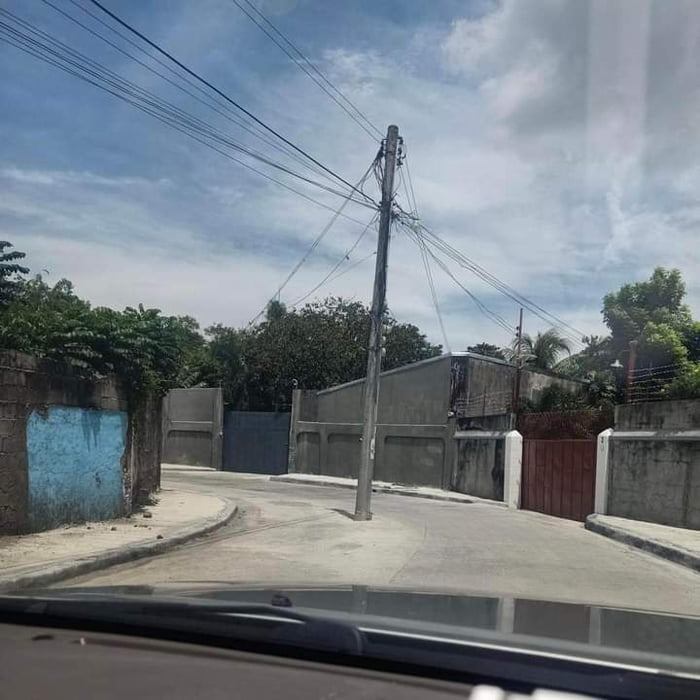 A wild electric post appears what you do - 9GAG