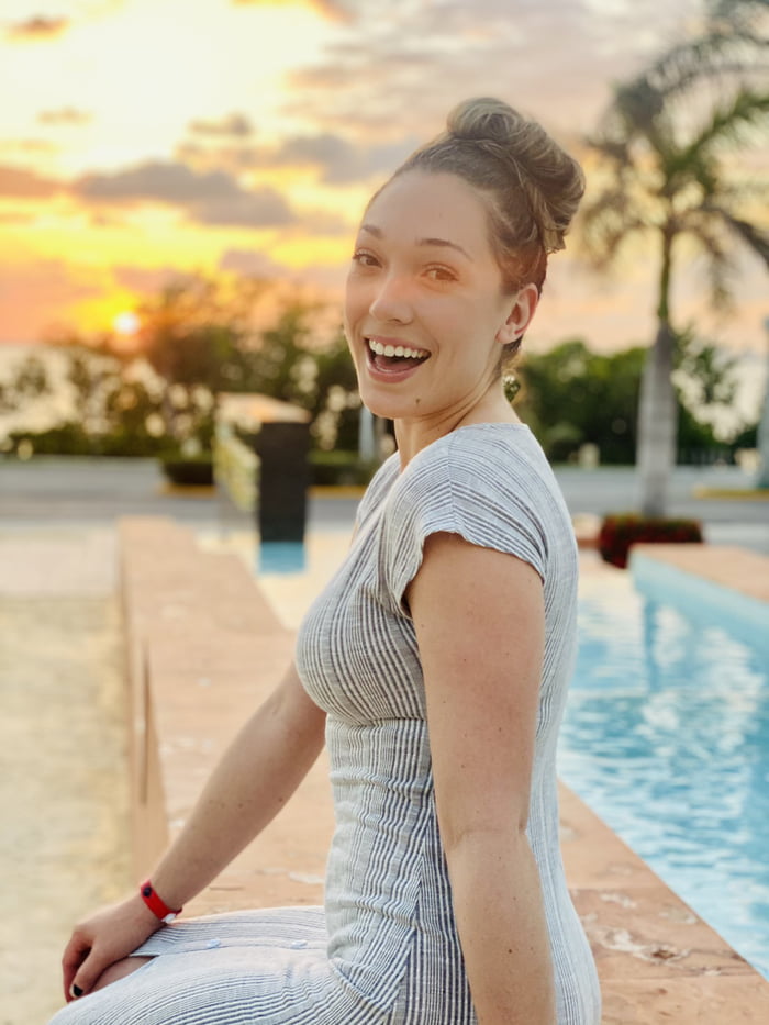 Beautiful Lily Labeau, beautiful sunset... - 9GAG