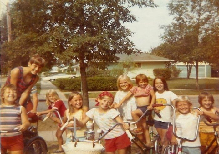 Neighborhood kids hanging out. Summer of 1973 - 9GAG