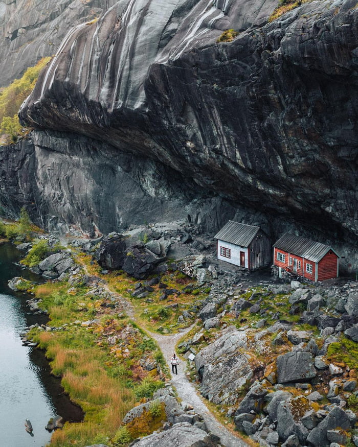 That's a rather big and secure roof - 9GAG