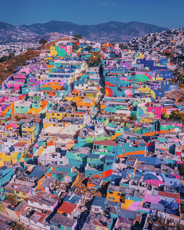 Artists turn Las Palmitas neighbourhood into a mural - 9GAG