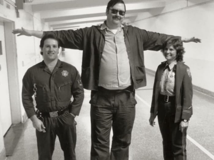 Serial killer, Ed Kemper. 2.06m (6'9) and 300lbs - 9GAG