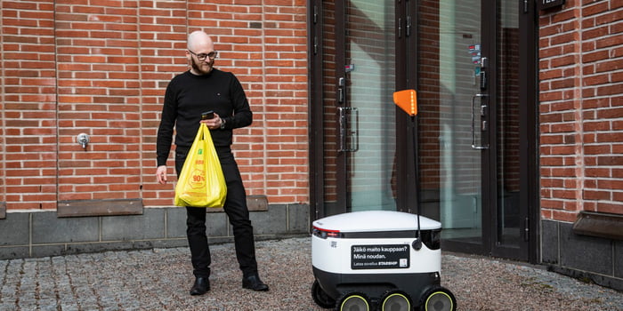 Food Delivery Robot Crashes Into Car, Flees Scene - 9GAG