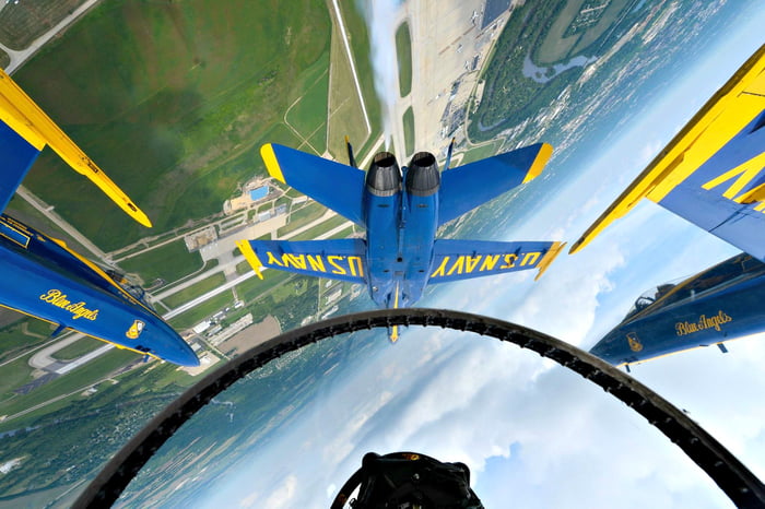 Blue Angels keeping a tight formation while flying upside down - 9GAG
