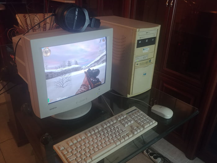 My retro gaming pc. 2003 era components. P4 2.4c, Radeon 9800Pro 128mb ...