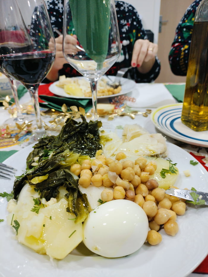 The traditional Christmas Eve dish in Portugal, cod with potatoes ...