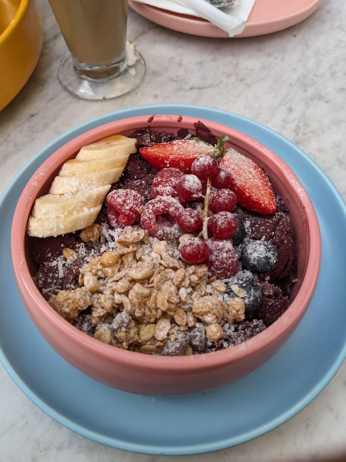 Frozen acai bowl with oats, bananas, blueberries, strawberries, cacao ...