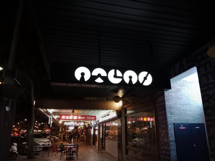 This signs design makes it almost indecipherable - 9GAG