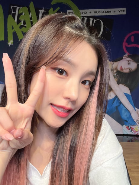 Ryujin’s cleavage - ITZY - 9GAG