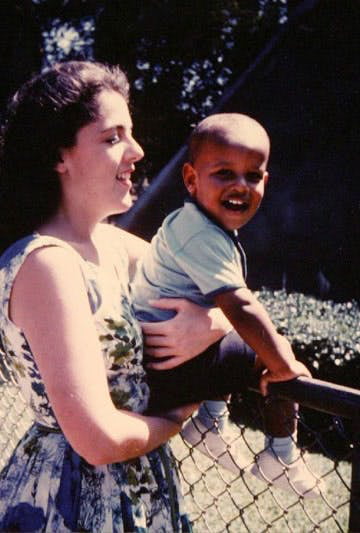 Kid Barack Obama with his mother Ann Dunham in Hawaii - 9GAG