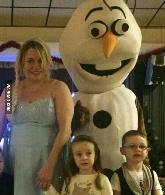 The worst Elsa & Olaf Impersonators I've seen to date... - 9GAG