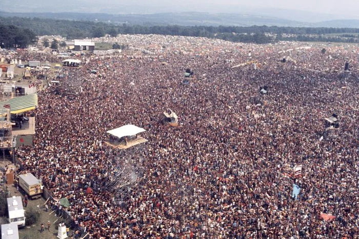 200k Russians for Putin? 1M+ Russians for Metallica in Moscow, 1991. - 9GAG