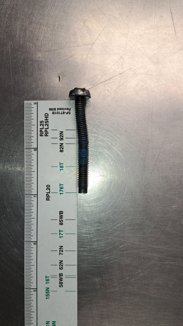 A wild screw captured inside a truck! Beleive it's a type DIN875? - 9GAG