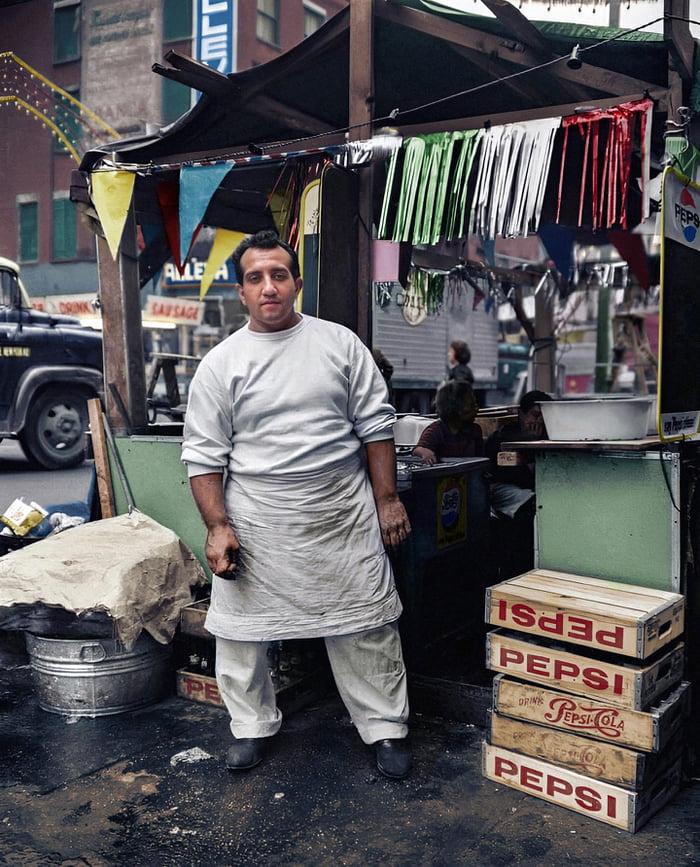 Tony Giordano selling hotdogs at his stand in New York's Little Italy ...