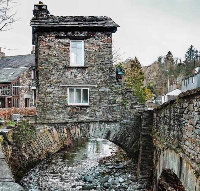 To avoid paying land tax, this tiny house was built on a bridge in the ...