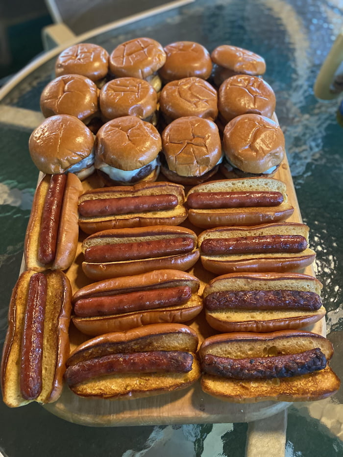 Burgers & dogs - 9GAG