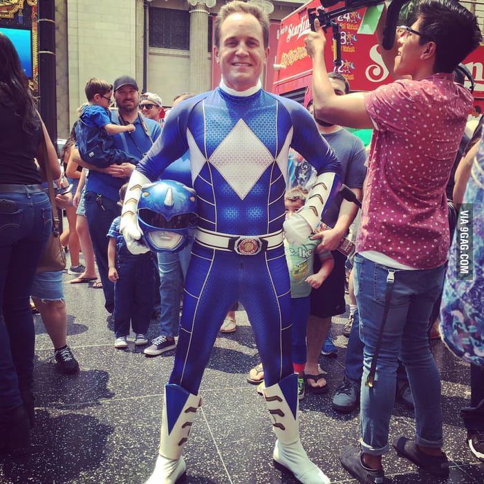 David Yost wearing the old Blue Power Rangers suit with some tweaks - 9GAG