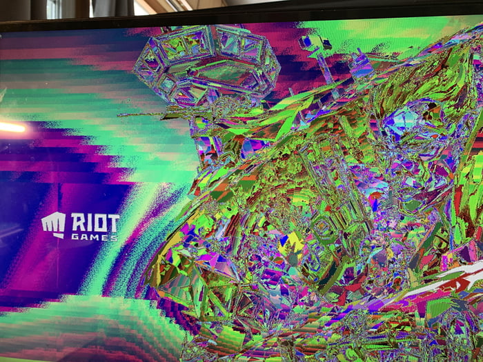 Trippy GPU artifacts caused by a dying graphics card - 9GAG