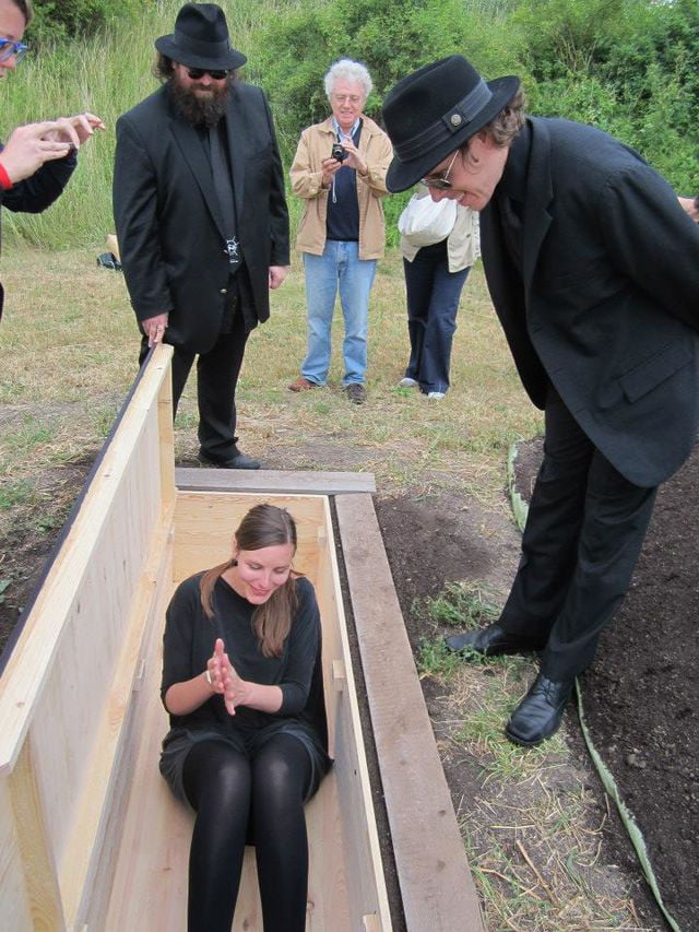 There is a service in Austria where you can pay to get buried alive... for fun - 9GAG