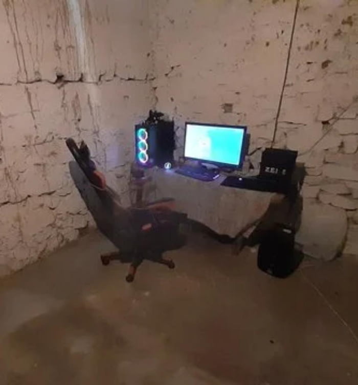 3rd world gamers be like "rate my setup" - 9GAG