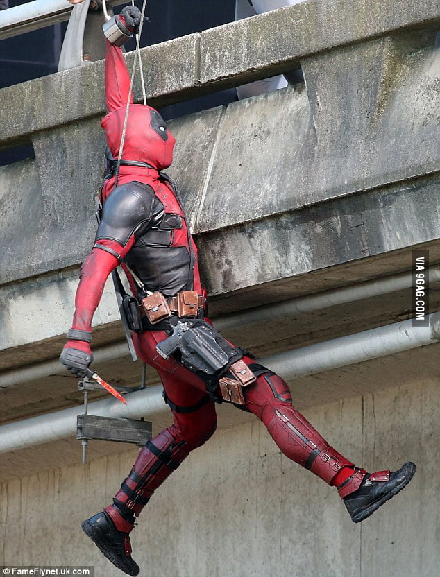 According to this Set Photo, Deadpool cuts his Hand off - 9GAG