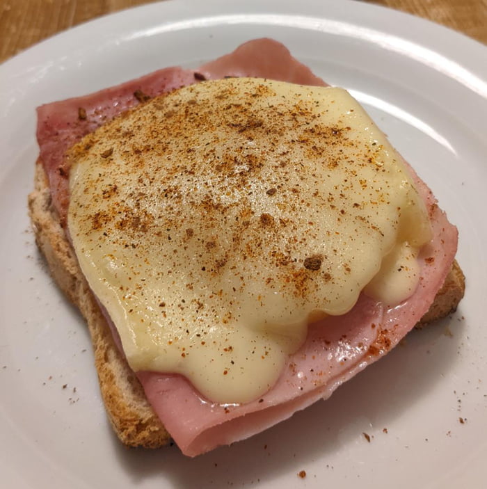 Toast with ham, pinapple and Raclette cheese - 9GAG
