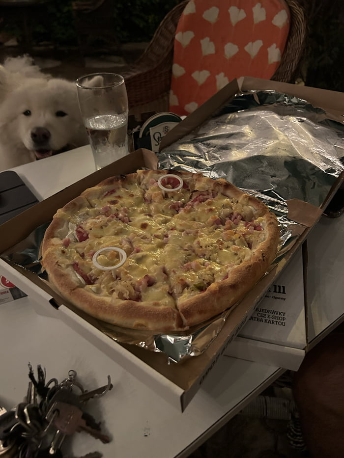 Another night with the how real pizza should look like - 9GAG