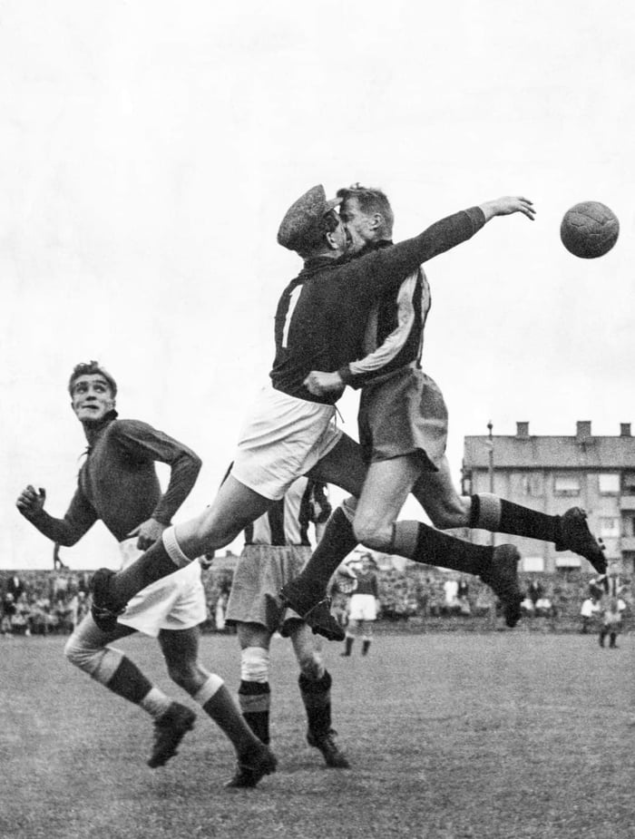 1952. BK Derby keeper collides with Hammarby IF striker. Or just kisses ...