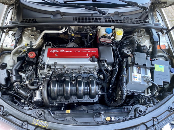 Show your engine bay (this is mine - 2.2 JTS in the Brera) - 9GAG