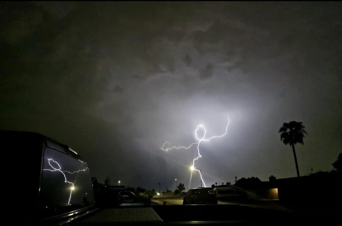 Lightning makes a stick figure in the sky over Phoenix - 9GAG