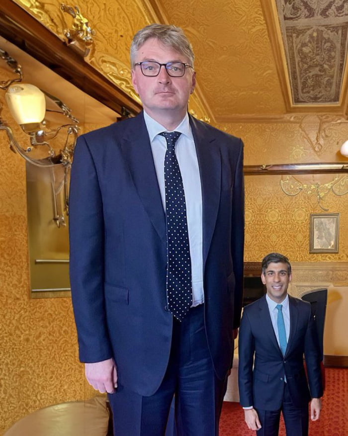 Daniel Kawczynski (tallest MP) poses for a photo with Rishi Sunak ...