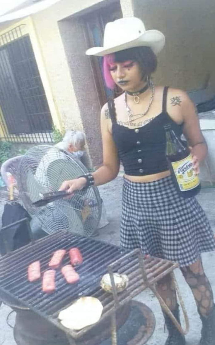 Mexican goth princessa - 9GAG