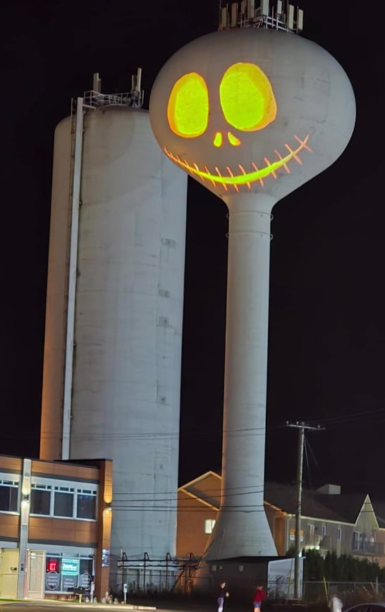Nice decoration on the water tower in Quebec - 9GAG