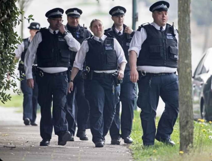 UK police on their way to arrest a facebook mum for posting a meme - 9GAG