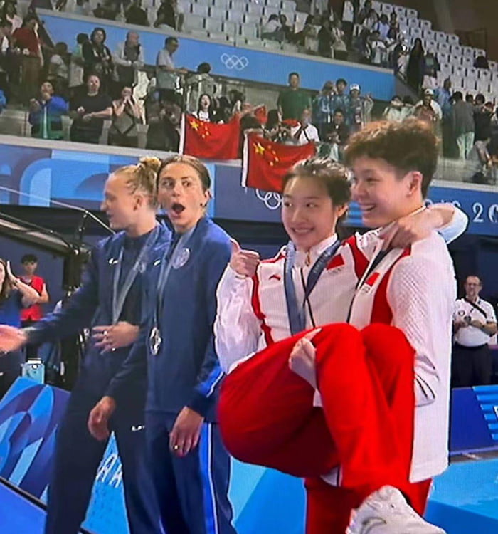 Chinese divers Chang Yani and Chen Yiwen posing with medals after at ...