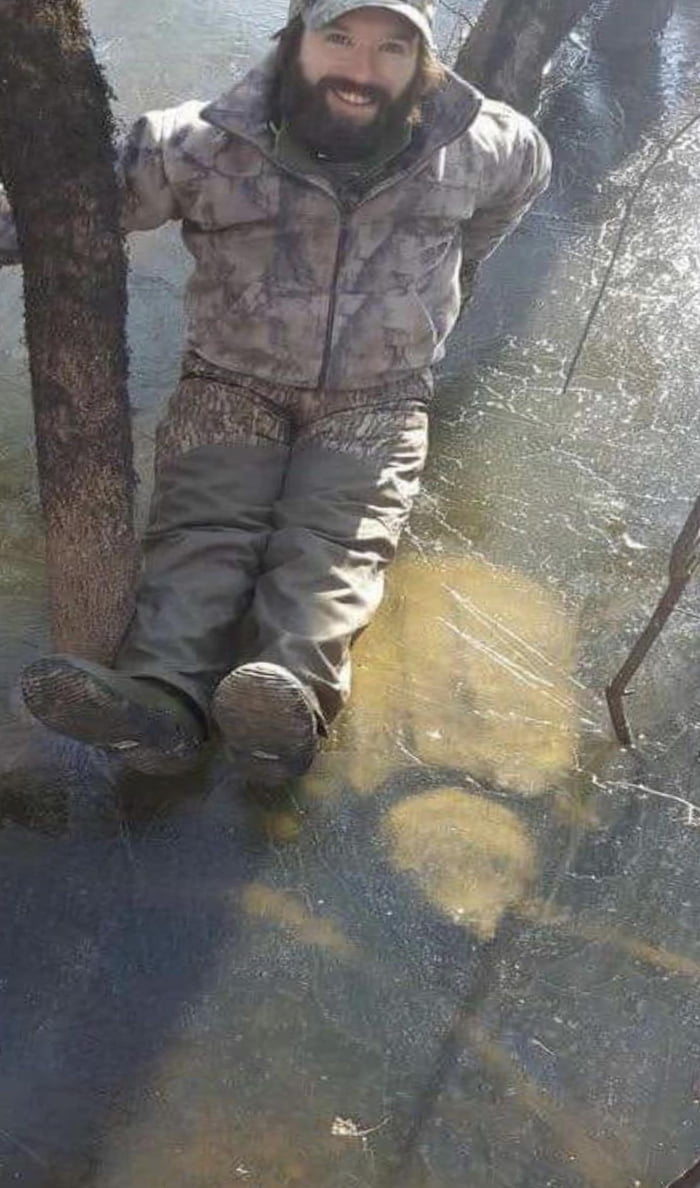 An Alligator Snapping Turtle Hibernating Under a Sheet of Ice - 9GAG