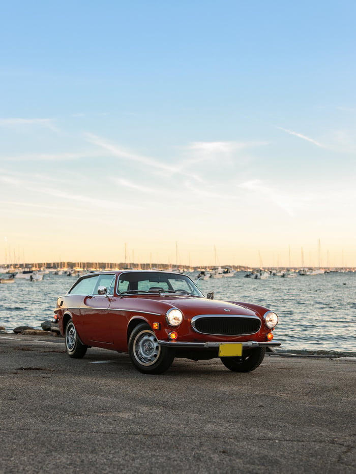 1972 Volvo 1800es in original cherry red. - 9GAG