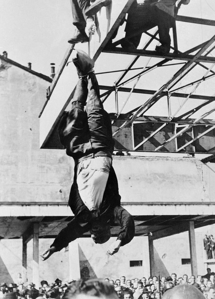 Benito Mussolini on display, Piazzale Loreto, Milan, 28 April 1945 - 9GAG