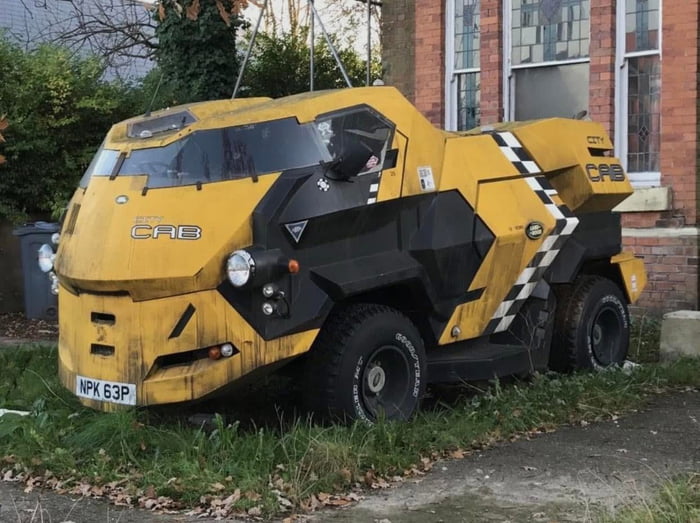 Land Rover 101 Forward Control 'City Cab' - „Judge Dredd” movie car - 9GAG
