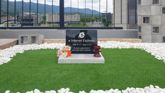 A grave for Internet Explorer --- The tombstone says: Internet Explorer ...