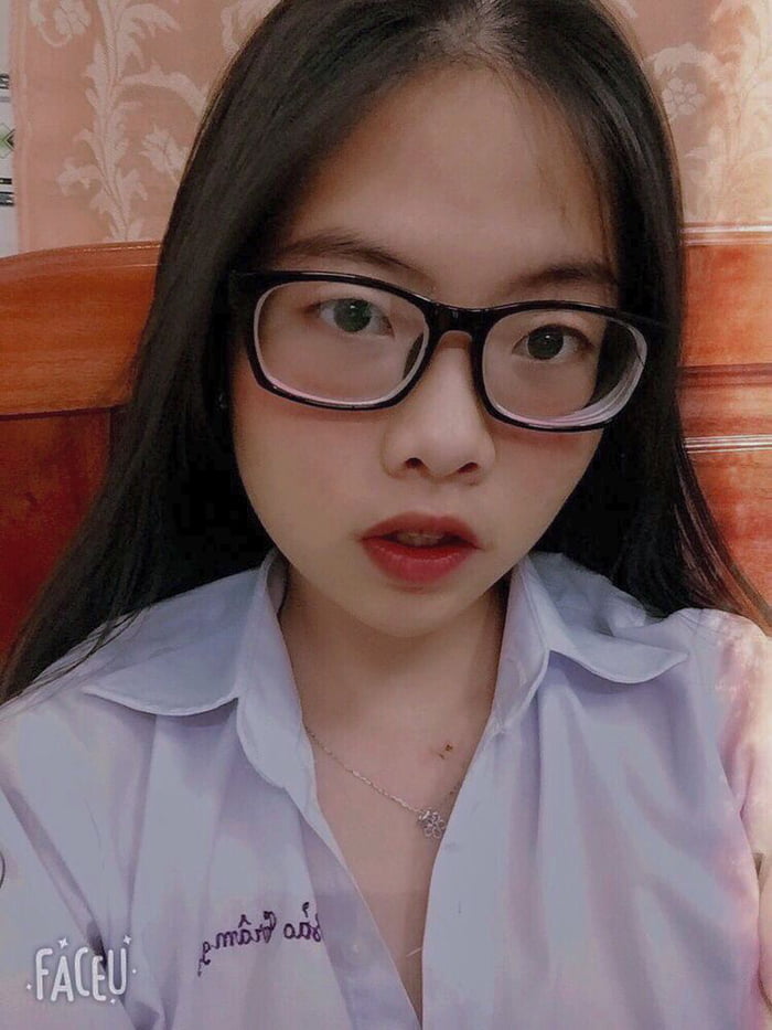 Black glasses and kissable lips - 9GAG